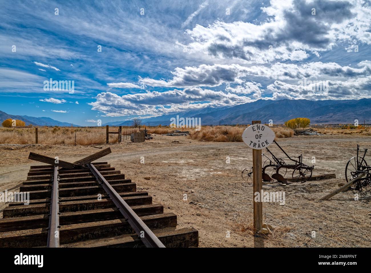 A sign marks the end of these railroad tracks Stock Photo - Alamy
