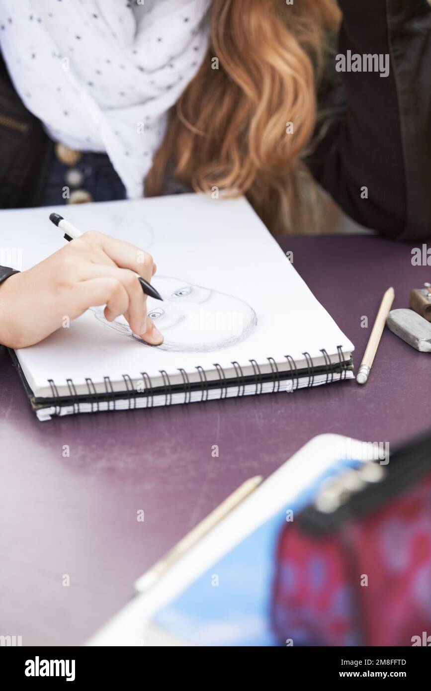 Woman sketching outside hi-res stock photography and images - Alamy