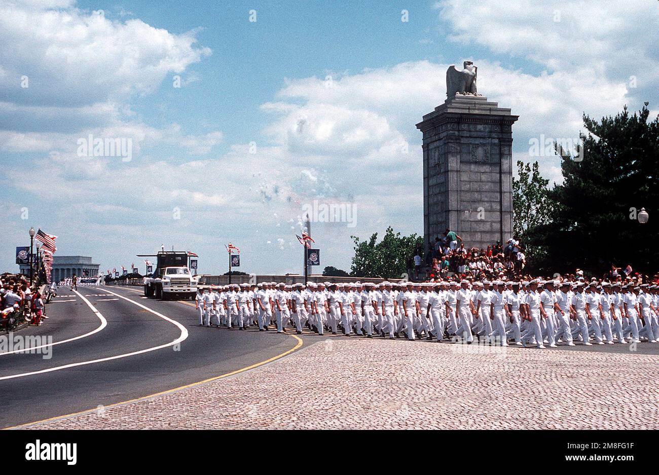 Kuwait national day parade hi-res stock photography and images - Alamy