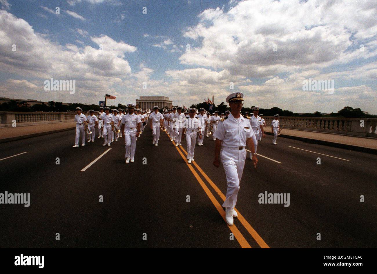 Kuwait national day parade hi-res stock photography and images - Alamy