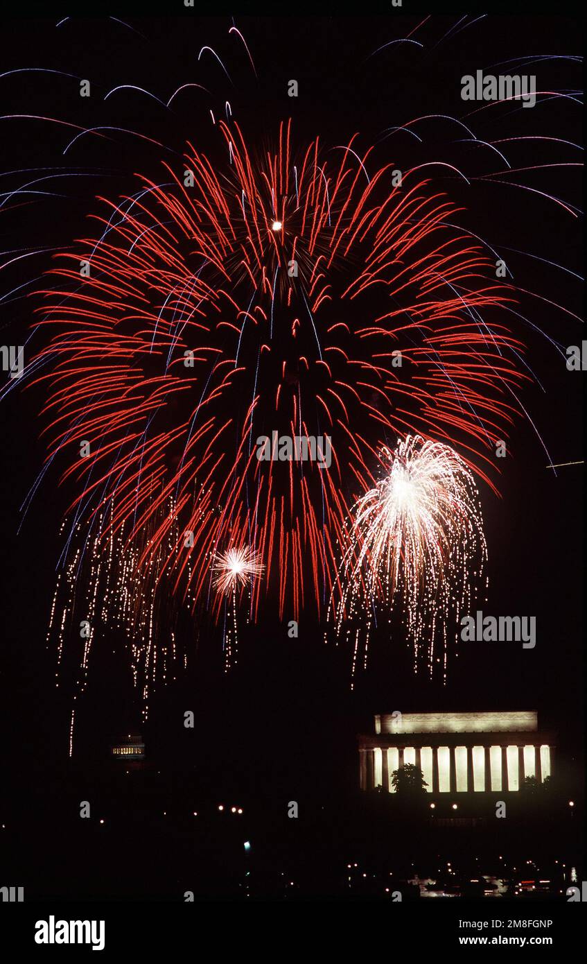 Fireworks light up the night sky above the Lincoln Memorial at the ...