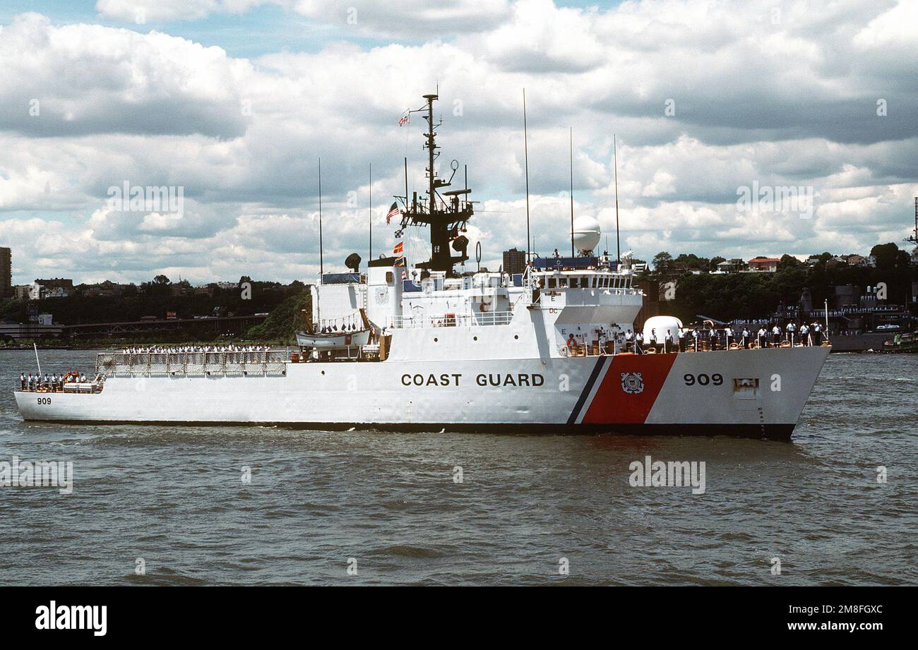 A Starboard view of the medium endurance cutter USCGC CAMPBELL (WHEC ...