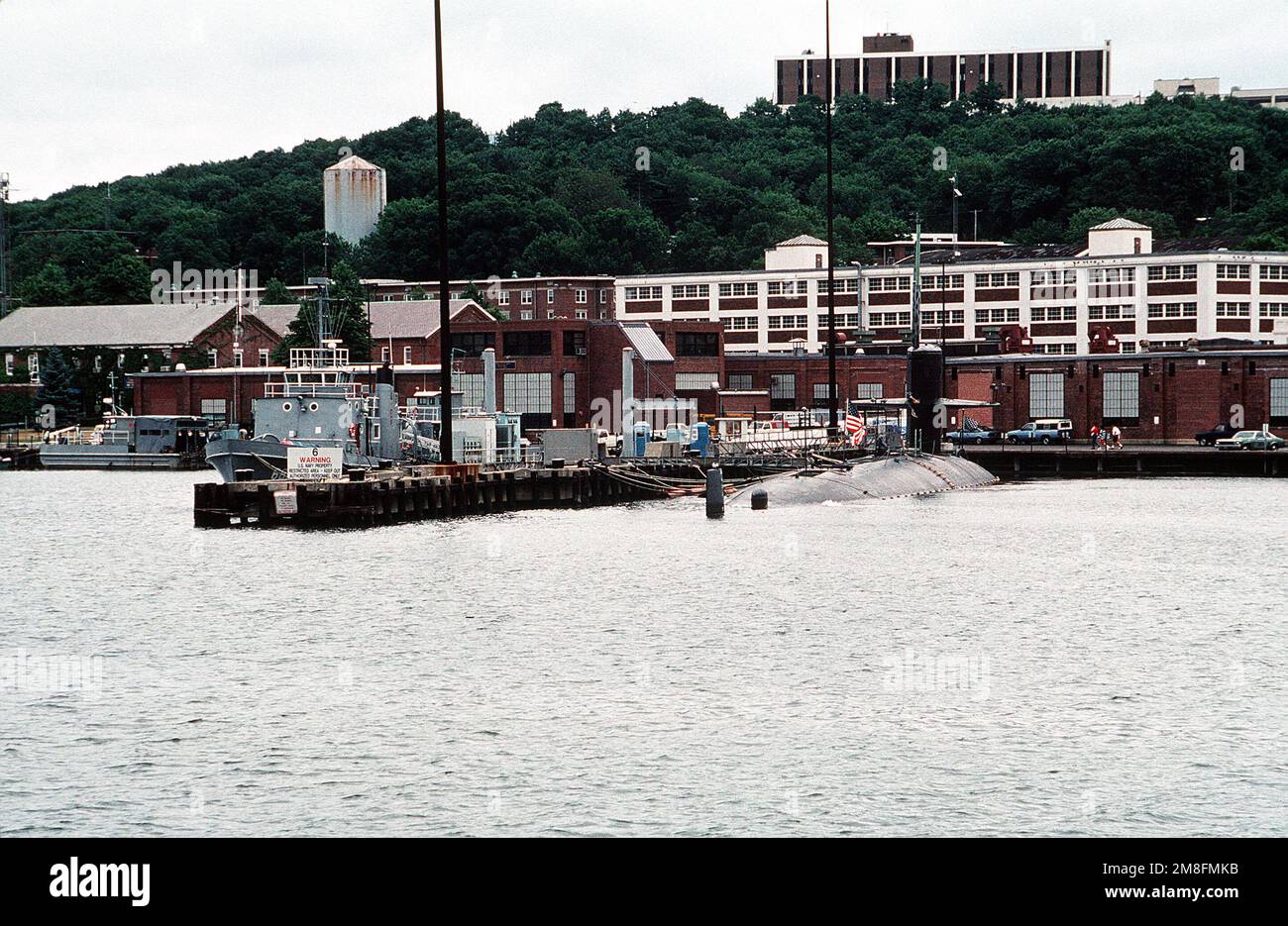 A Sturgeon class nuclear-powered attack submarine and the torpedo ...