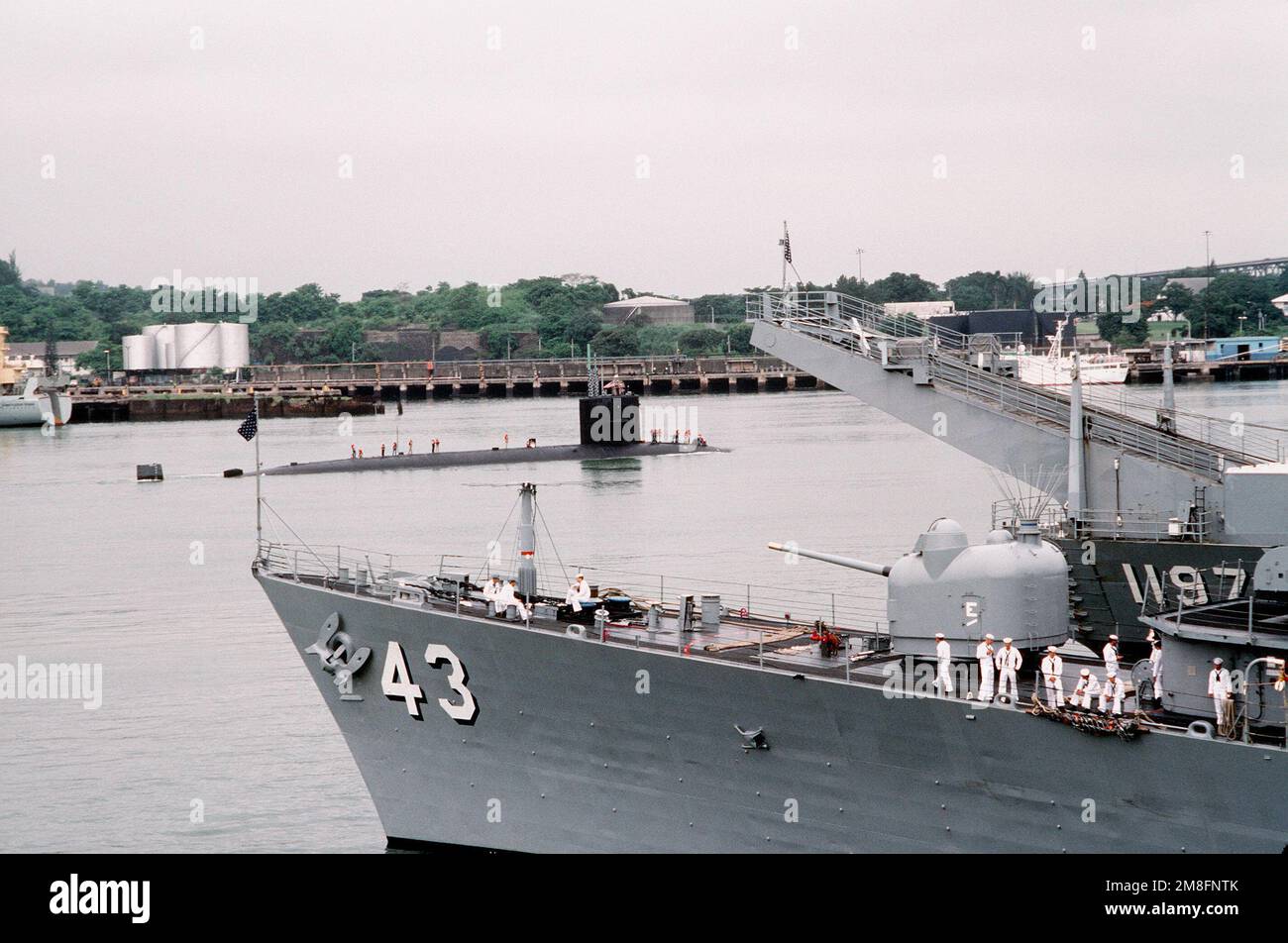 The nuclear-powered attack submarine USS SAND LANCE (SSN-660) passes ...