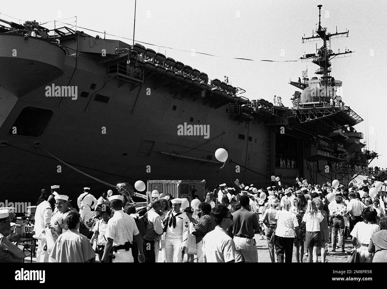 Crew members from the amphibious assault ship USS NEW ORLEANS (LPH-11 ...