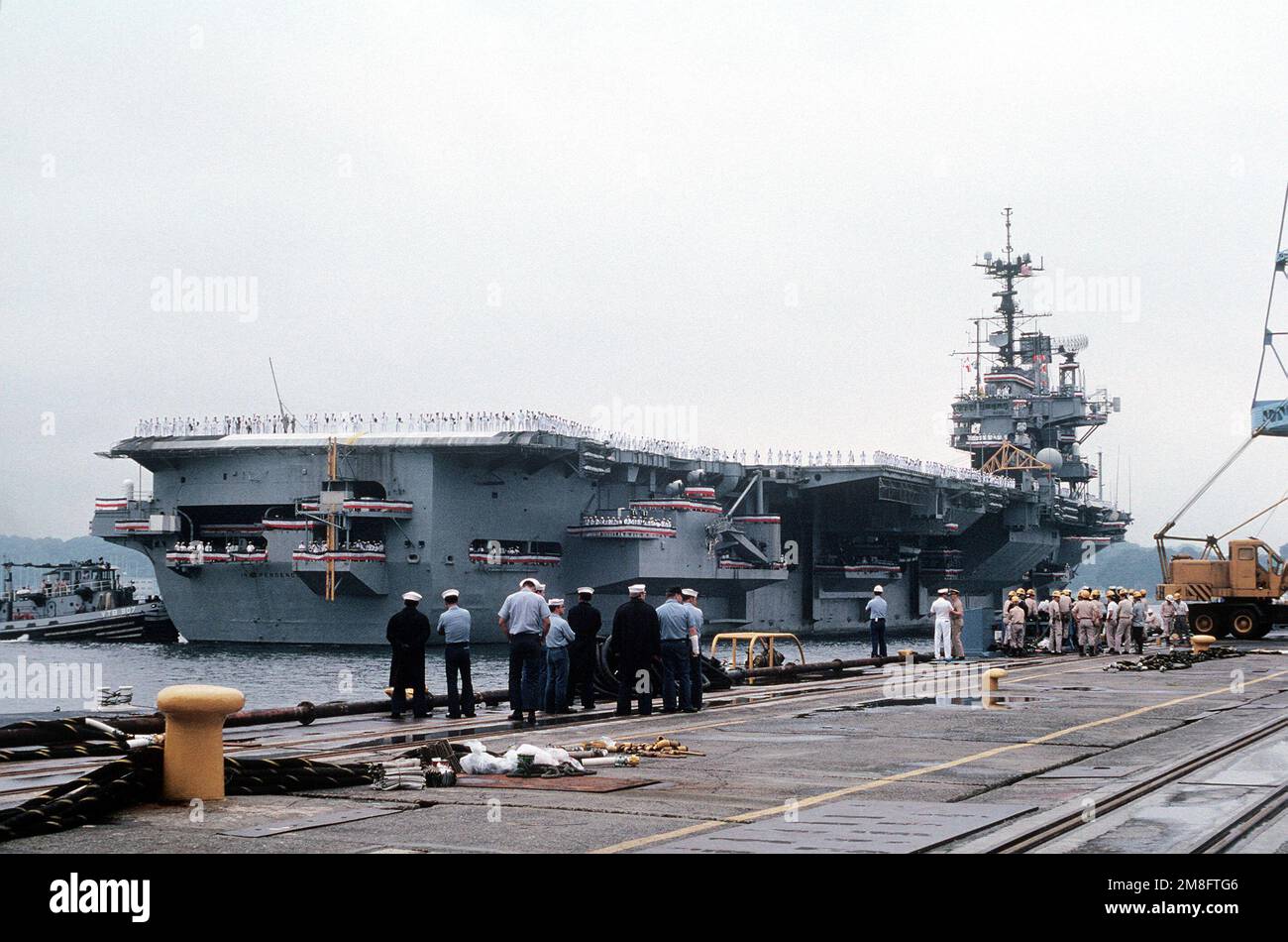 Line handlers stand by as the aircraft carrier USS INDEPENDENCE (CV-62 ...
