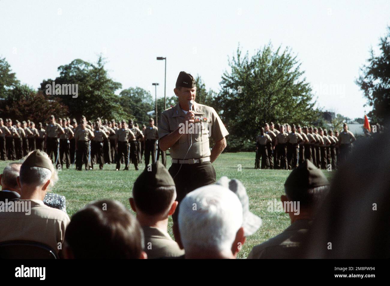 Marine corps lieutenant general uniform hi-res stock photography and ...