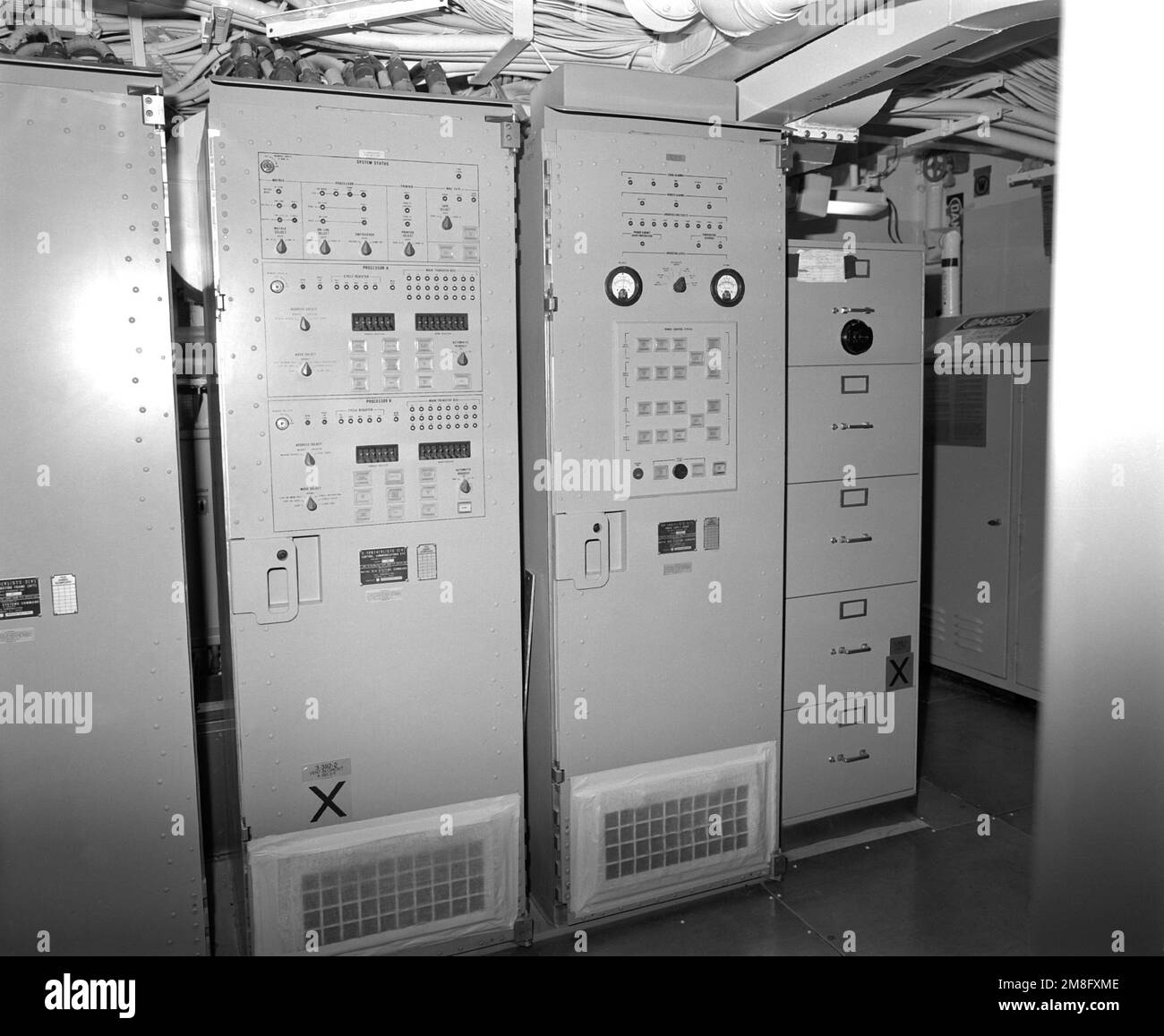 The interior communications (IC) and gyro room No. 2, Compartment 3-382 ...