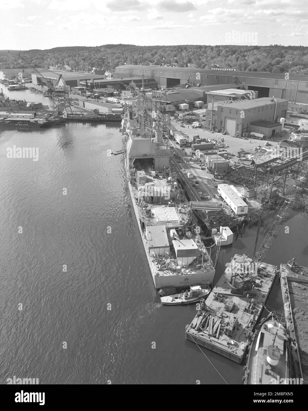 A stern view of the guided missile cruiser SHILOH (CG-67) under ...