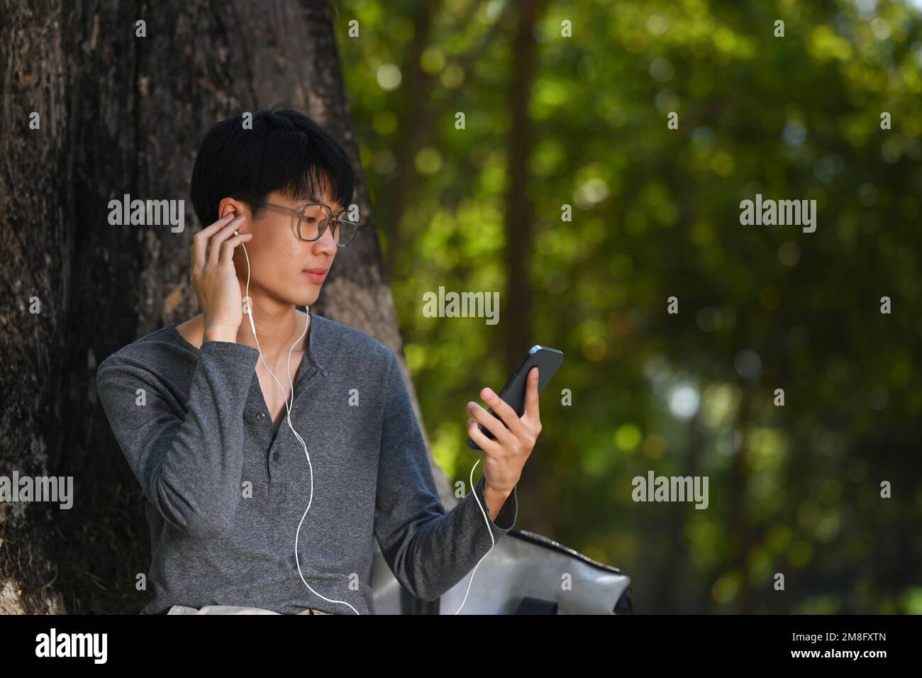 Man sitting under shade tree hi-res stock photography and images - Alamy