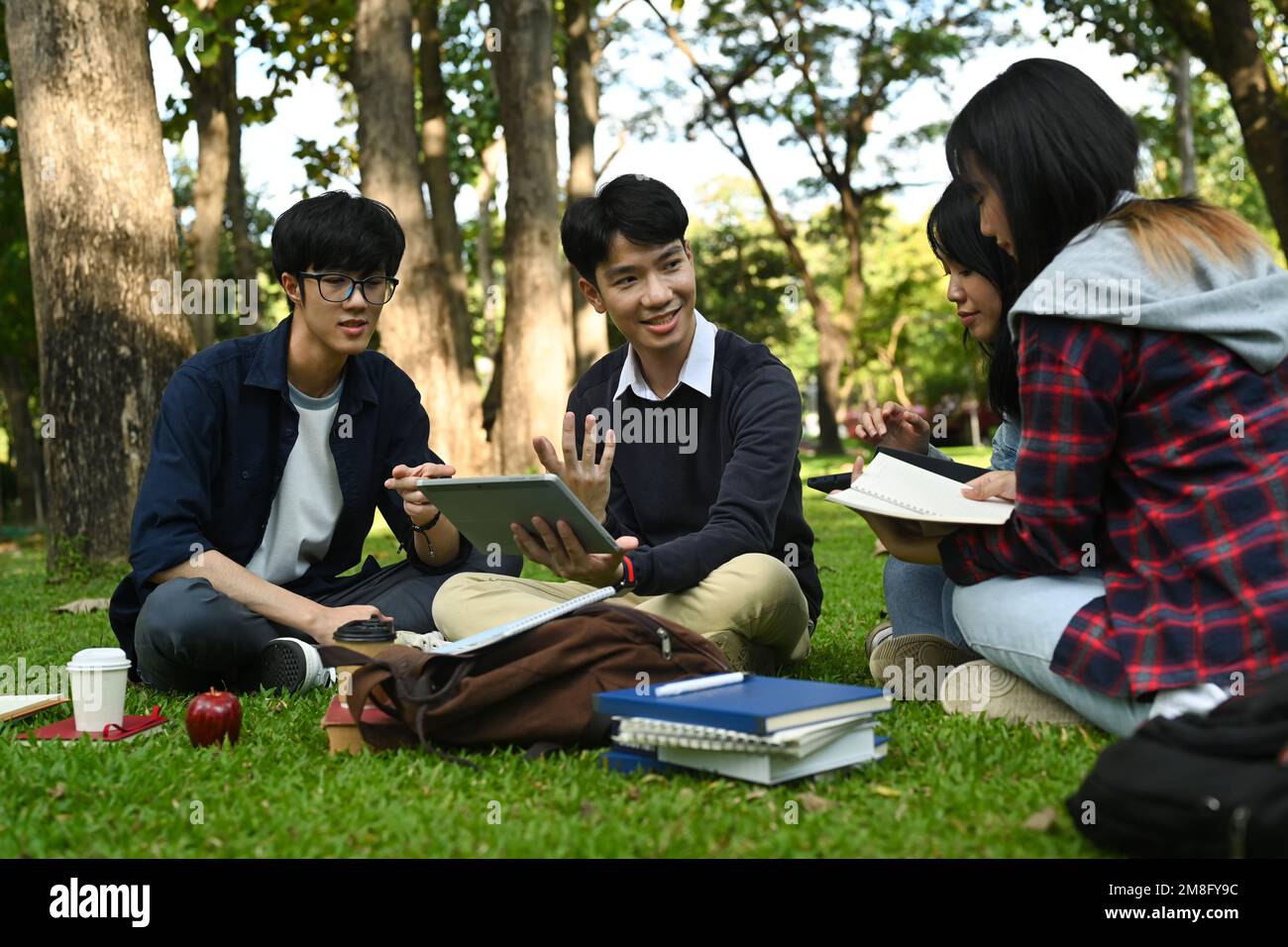 Students studying under tree hi-res stock photography and images - Alamy