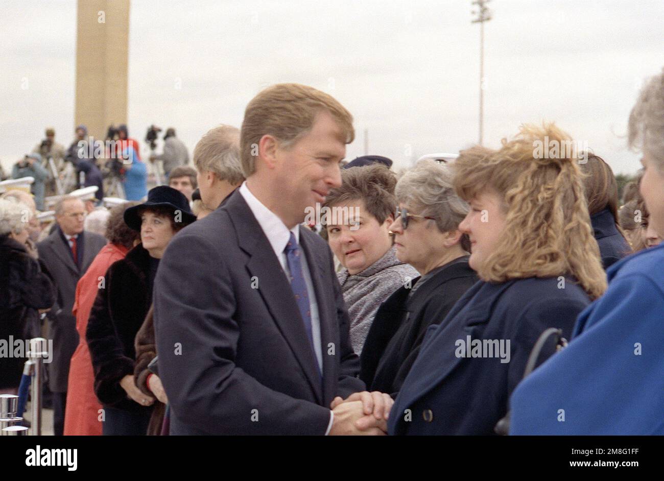 Vice President Dan Quayle comforts Christine Higgins, COL William R ...
