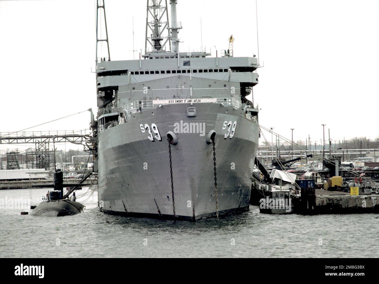 Warship docking procedures hi-res stock photography and images - Alamy
