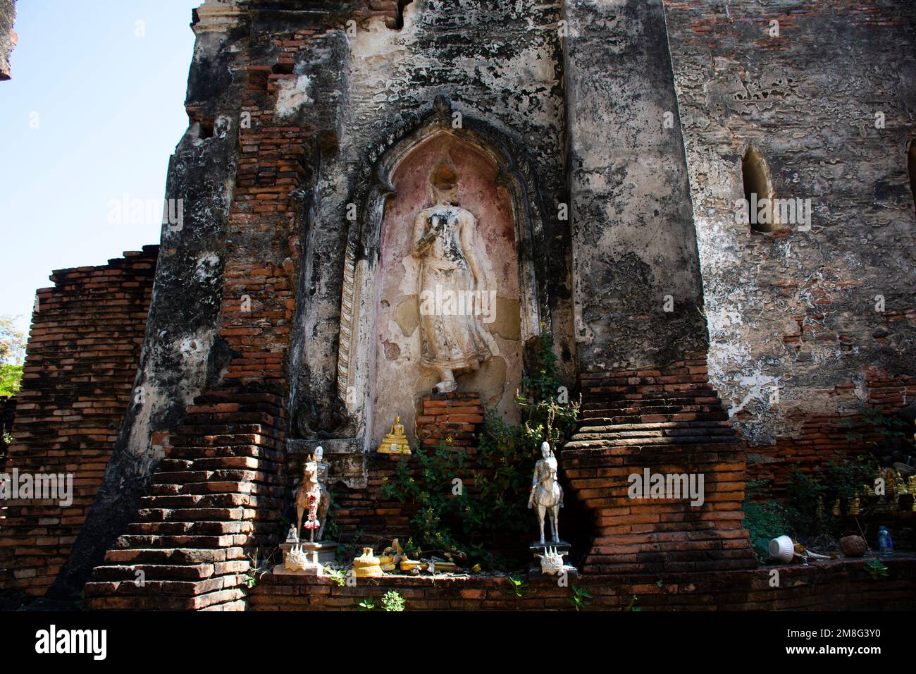 Ancient antique broken buddha statue and ruin damage old chedi stupa ...