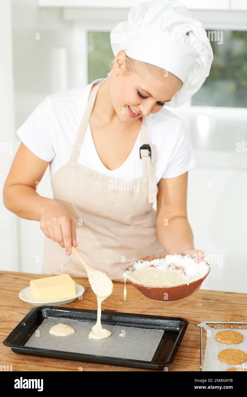 Curvy female baker hi-res stock photography and images - Alamy