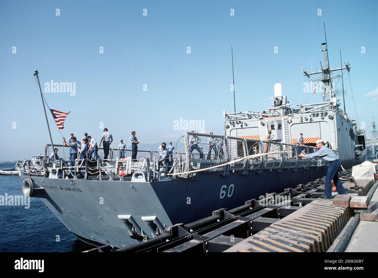 Uss rodney m davis ffg 60 hi-res stock photography and images - Alamy