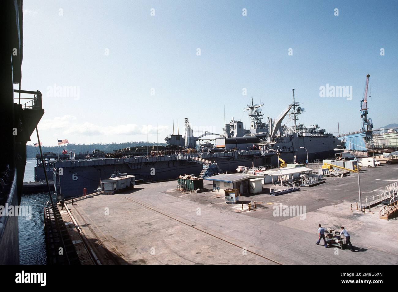 A starboard view of the amphibious transport dock USS DULUTH (LPD 6 ...