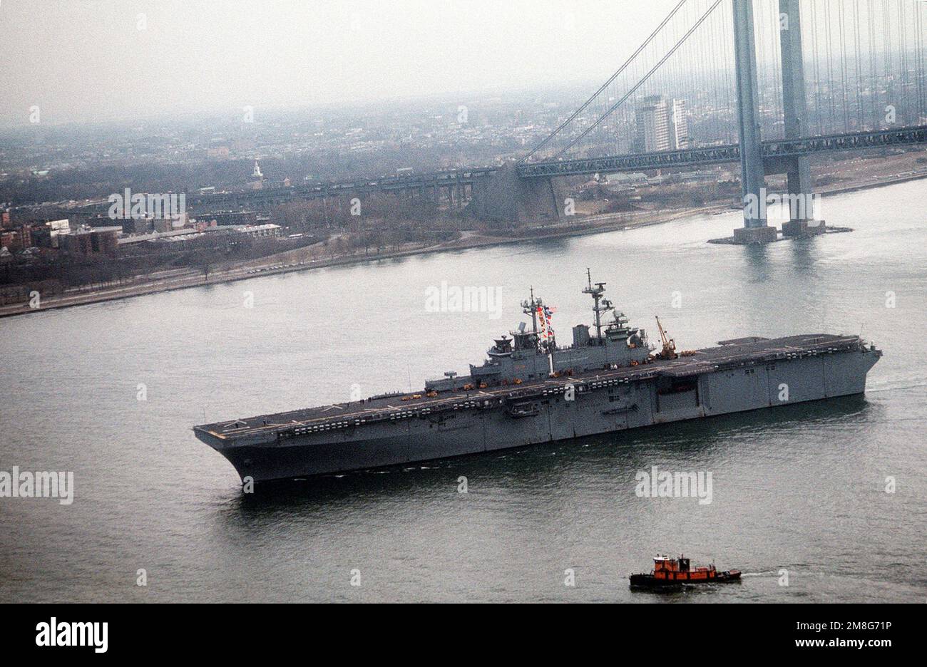 A port bow view of the amphibious assault ship USS WASP (LHD-1 ...