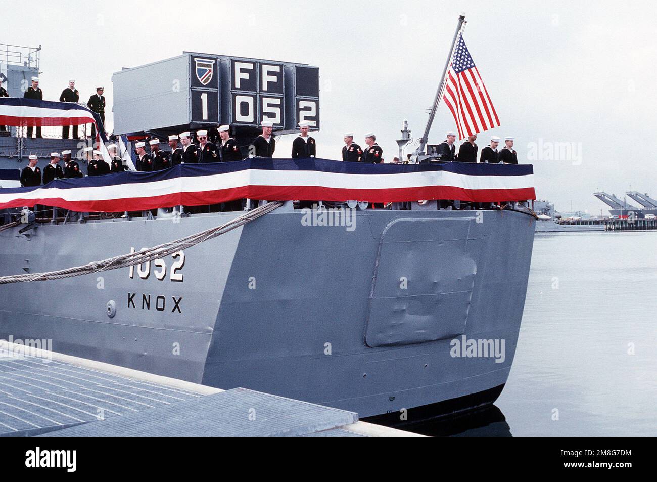Sailors man the rails on the stern of the frigate USS KNOX (FF-1052 ...