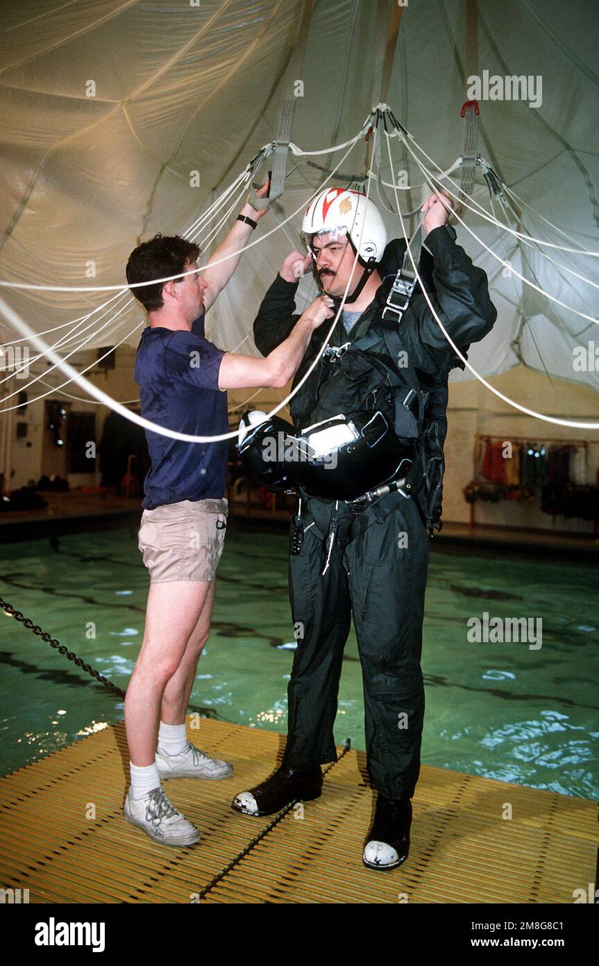 Parachute survival training hi-res stock photography and images - Alamy