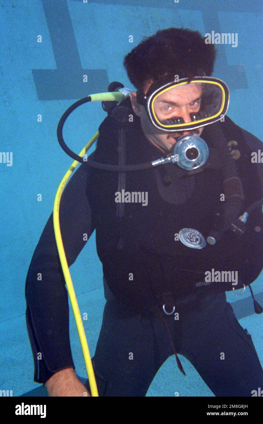 Navy diving school hi-res stock photography and images - Alamy