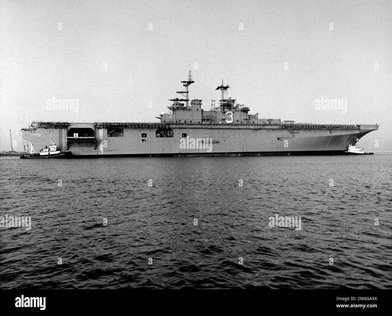 A starboard beam view of the amphibious assault ship KEARSARGE (LHD-3 ...