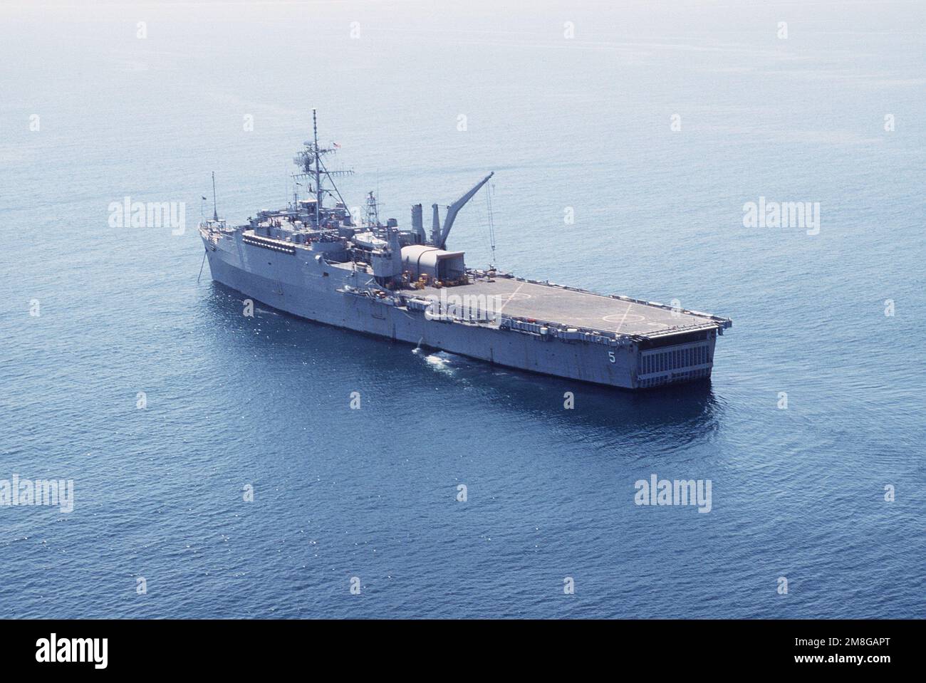 A port quarter view of the amphibious transport dock USS OGDEN (LPD-5 ...