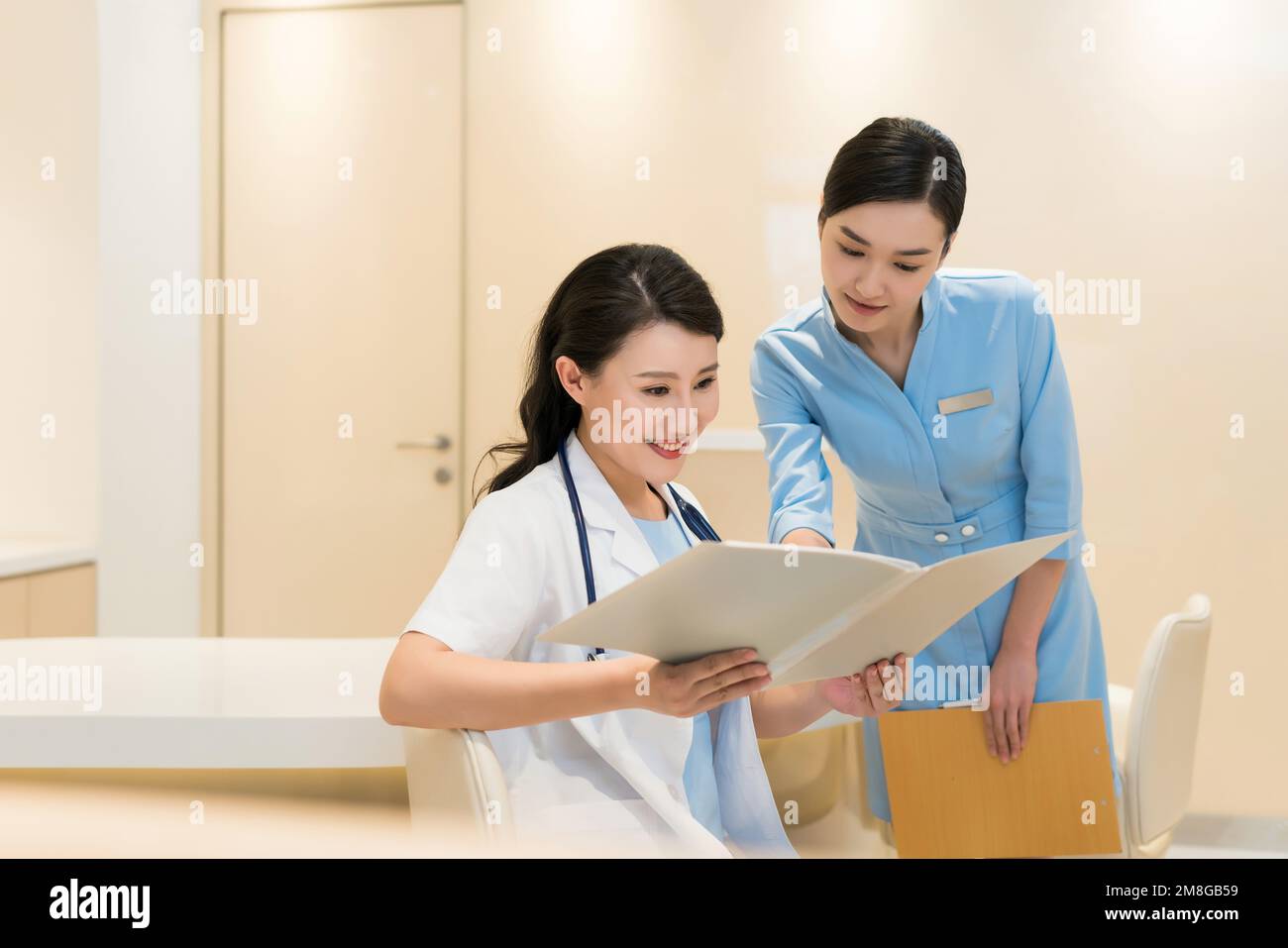 Doctors and nurses dialogue communication Stock Photo - Alamy