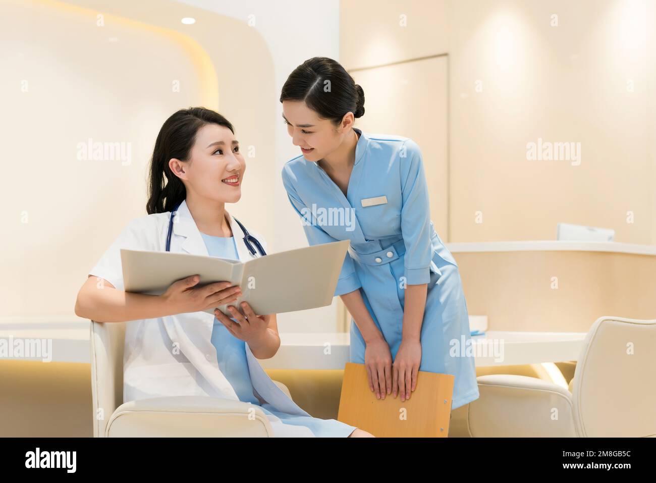 Doctors and nurses dialogue communication Stock Photo - Alamy