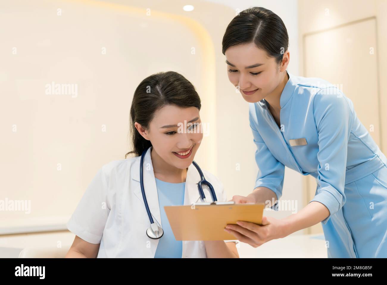 Doctors and nurses dialogue communication Stock Photo - Alamy