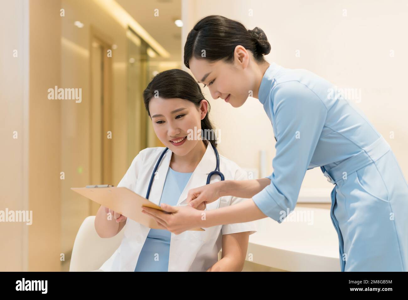 Doctors and nurses dialogue communication Stock Photo - Alamy