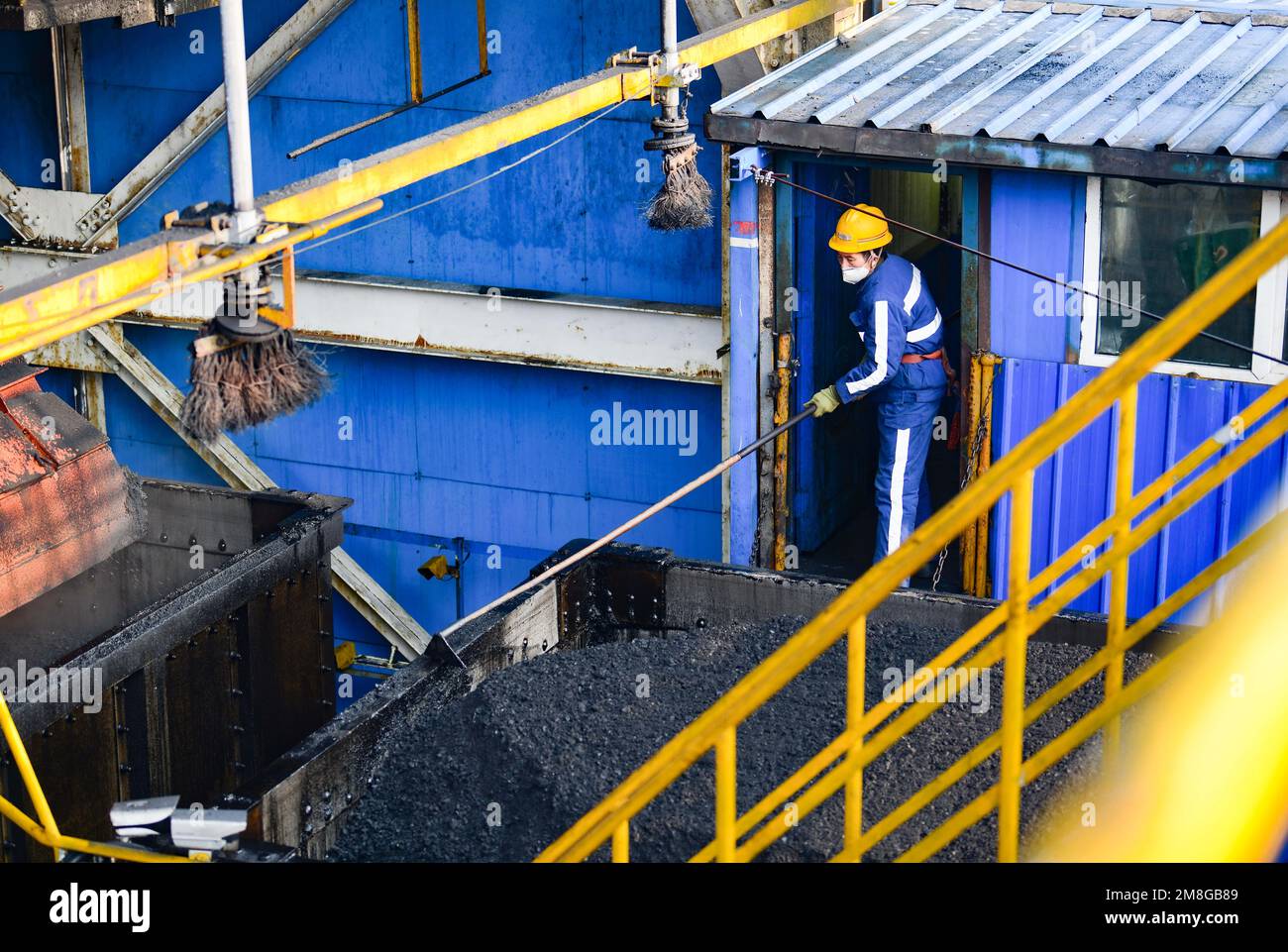 China. 14th Jan, 2023. ORDOS, CHINA - JANUARY 14, 2023 - Workers remove ...