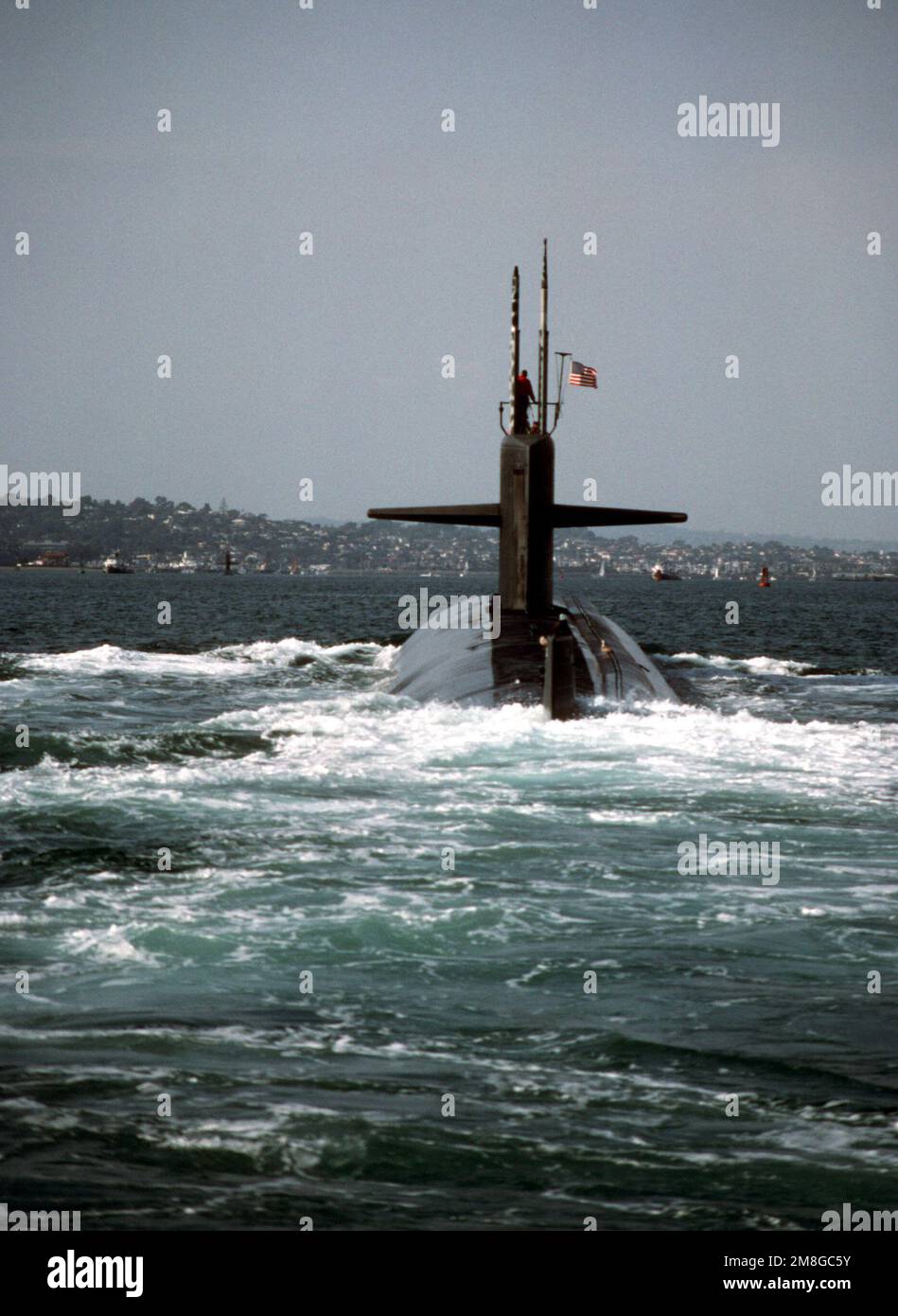 The nuclear-powered attack submarine USS HOUSTON (SSN-713) re-enters ...