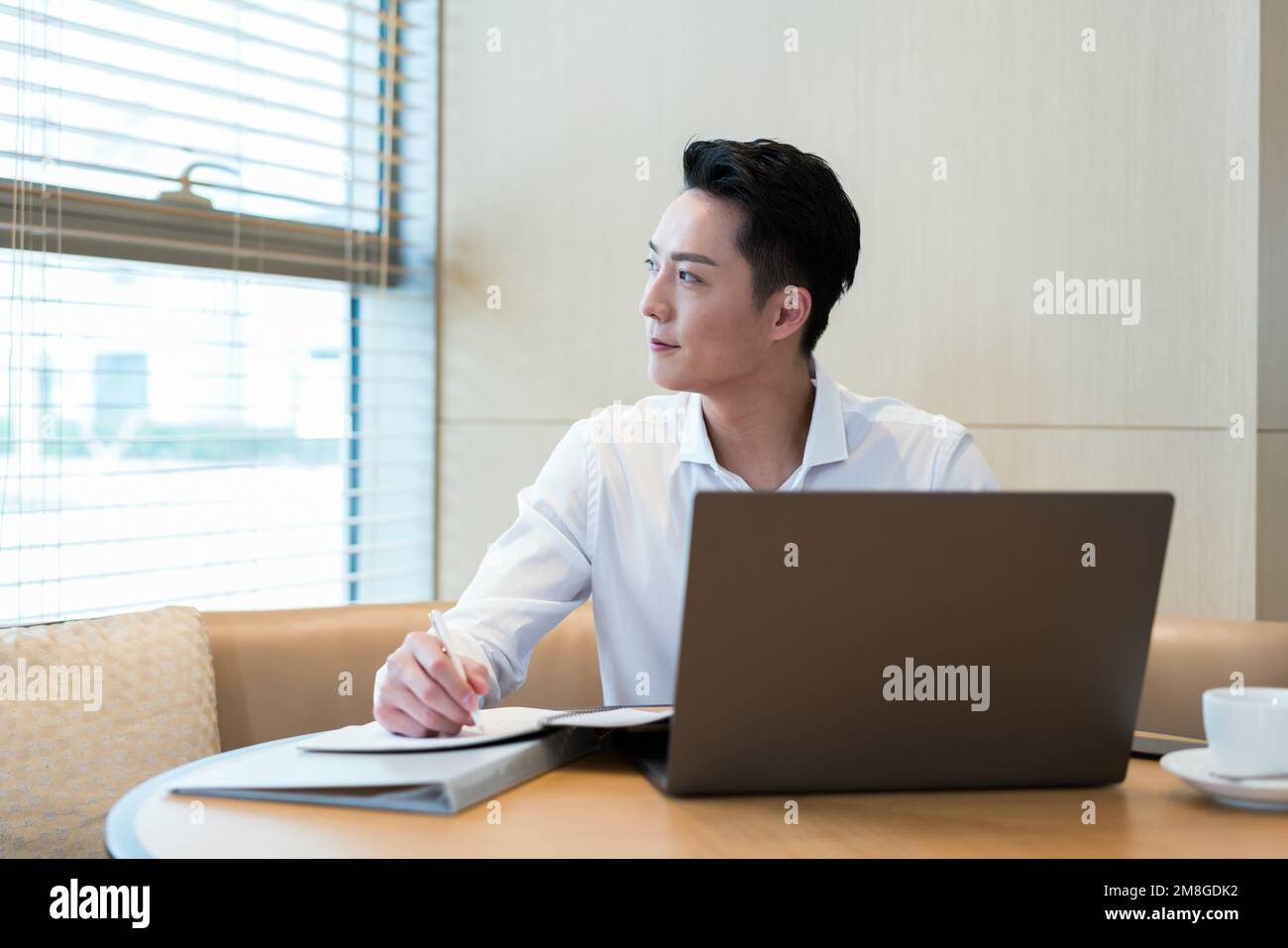 Young business men to use computer Stock Photo - Alamy