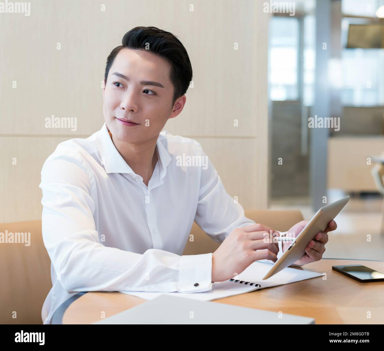 Young business men to use tablet Stock Photo - Alamy