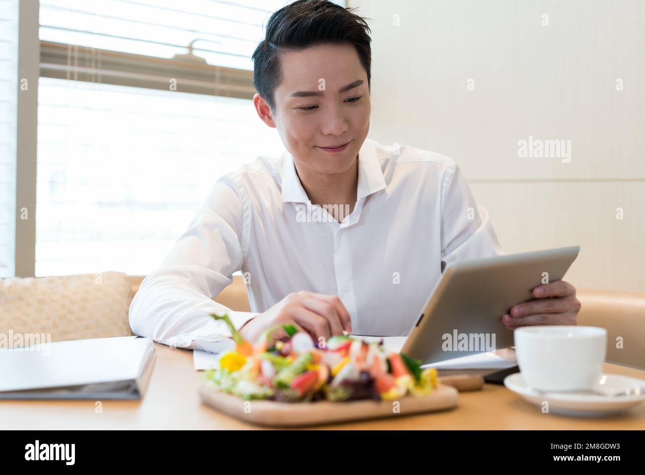 Young business men to use tablet Stock Photo - Alamy