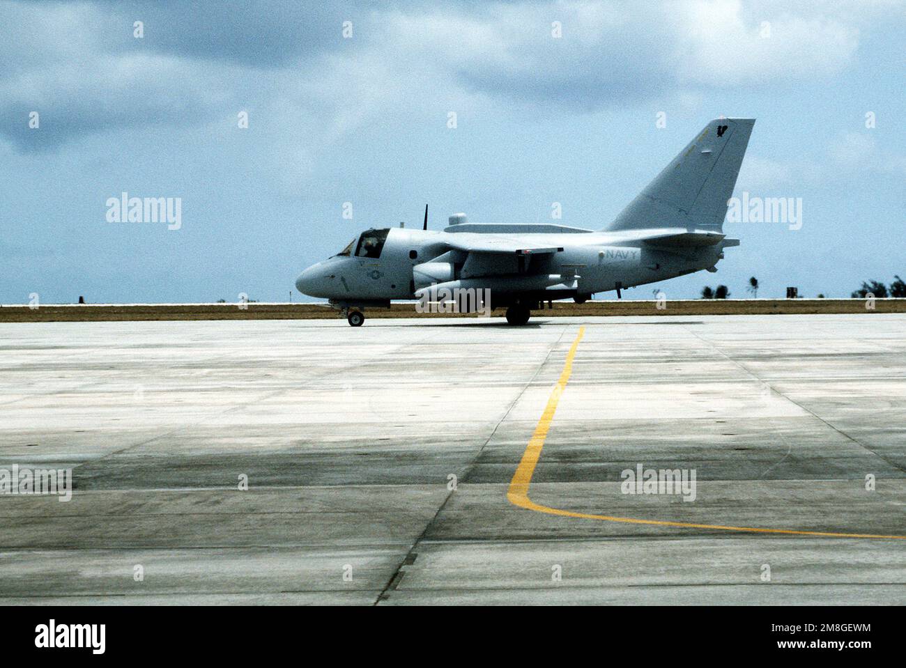 The Navy's first operational ES-3A Viking aircraft taxis after landing ...