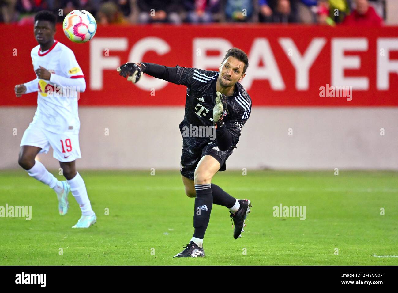 Sven ULREICH, goalkeeper (FC Bayern Munich), dropping, action, single ...