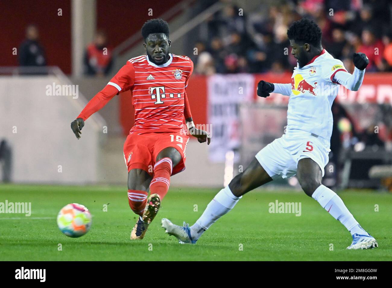 Alphonso DAVIES (FC Bayern Munich), action, duels versus Jerome ONGUENE ...