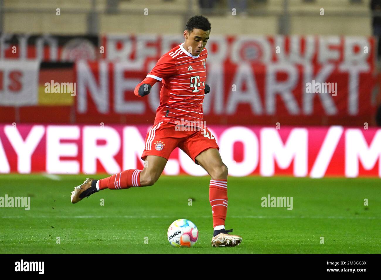 Jamal MUSIALA (FC Bayern Munich), action, single action, single image, cut out, full body shot ...