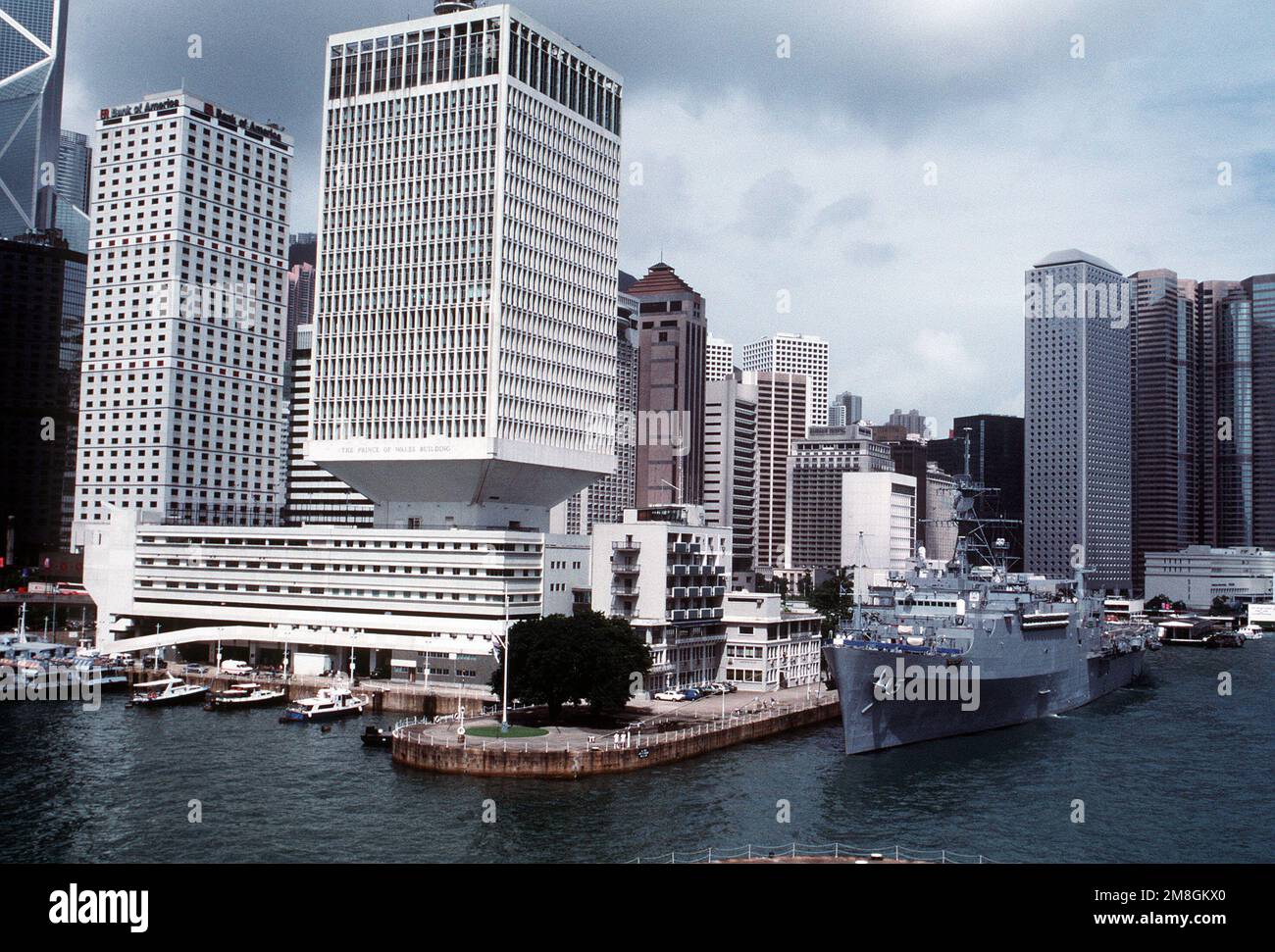 A port bow view of the amphibious transport dock USS OGDEN (LPD-5 ...