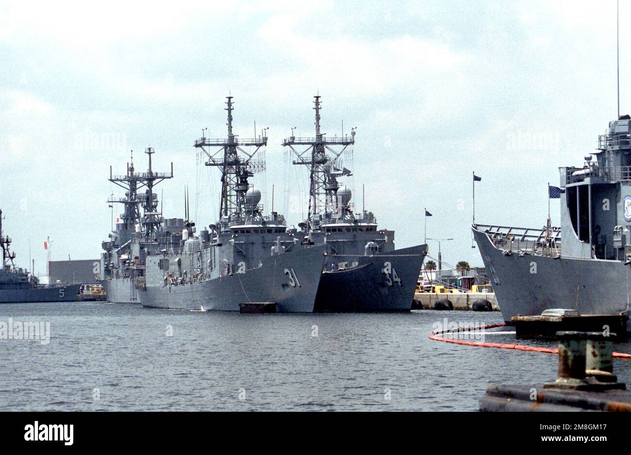 A starboard bow view of the guided missile frigate USS STARK (FFG-31 ...