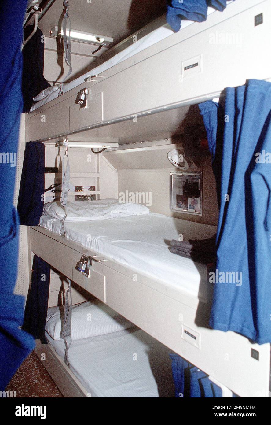 Guided missile cruiser uss shiloh hi-res stock photography and images ...