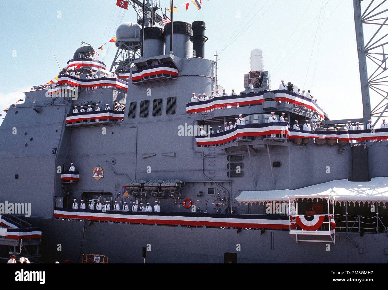Crewmen man the rails of the guided missile cruiser USS SHILOH (CG-76 ...