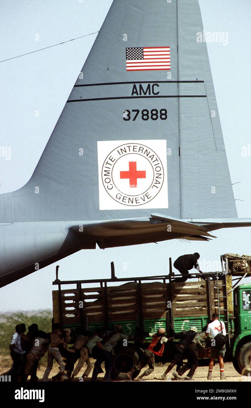 Somalian workers assist US Air Force personnel off-loading relief ...