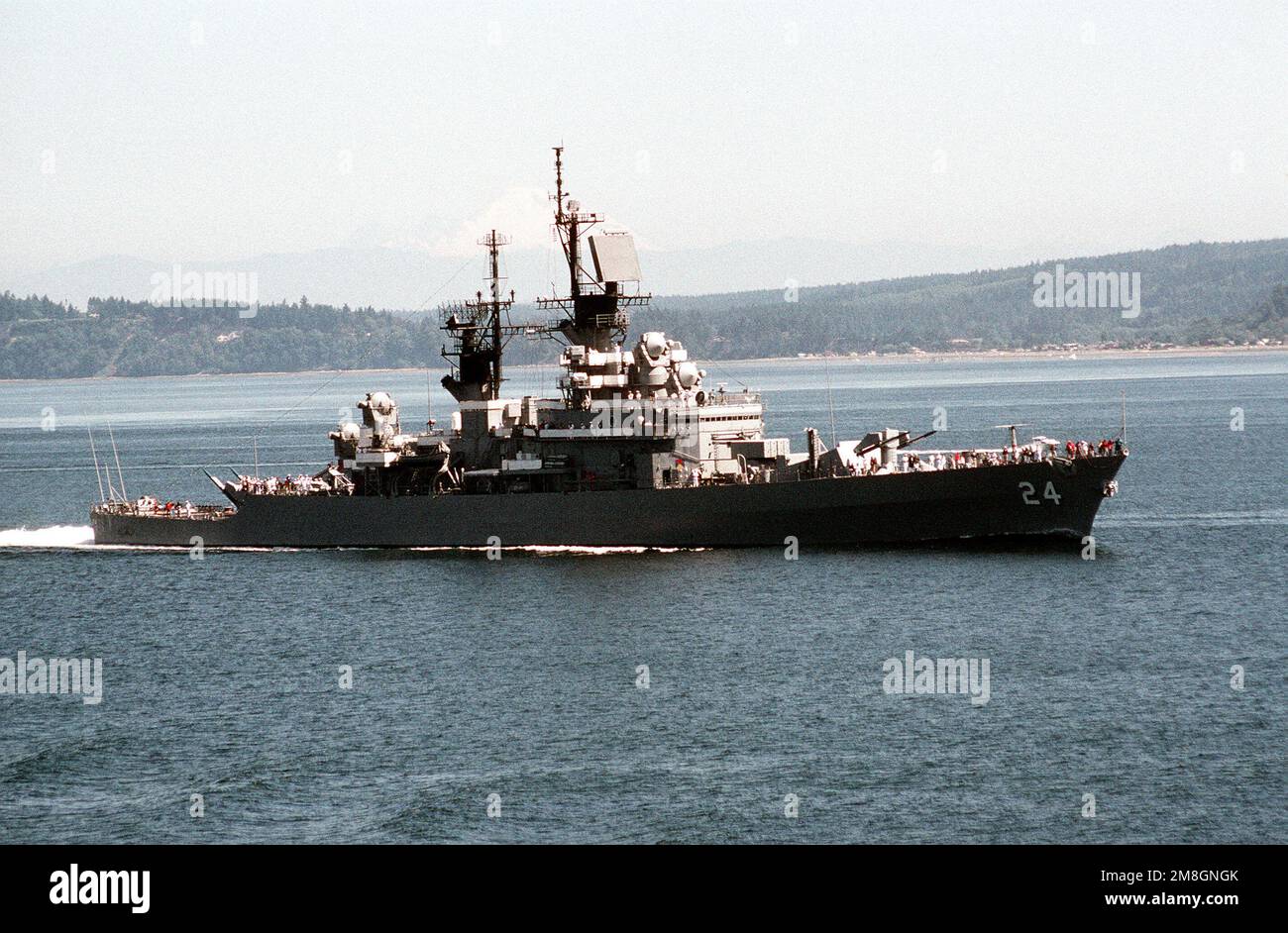 A starboard view of the guided missile cruiser USS REEVES (CG-24 ...