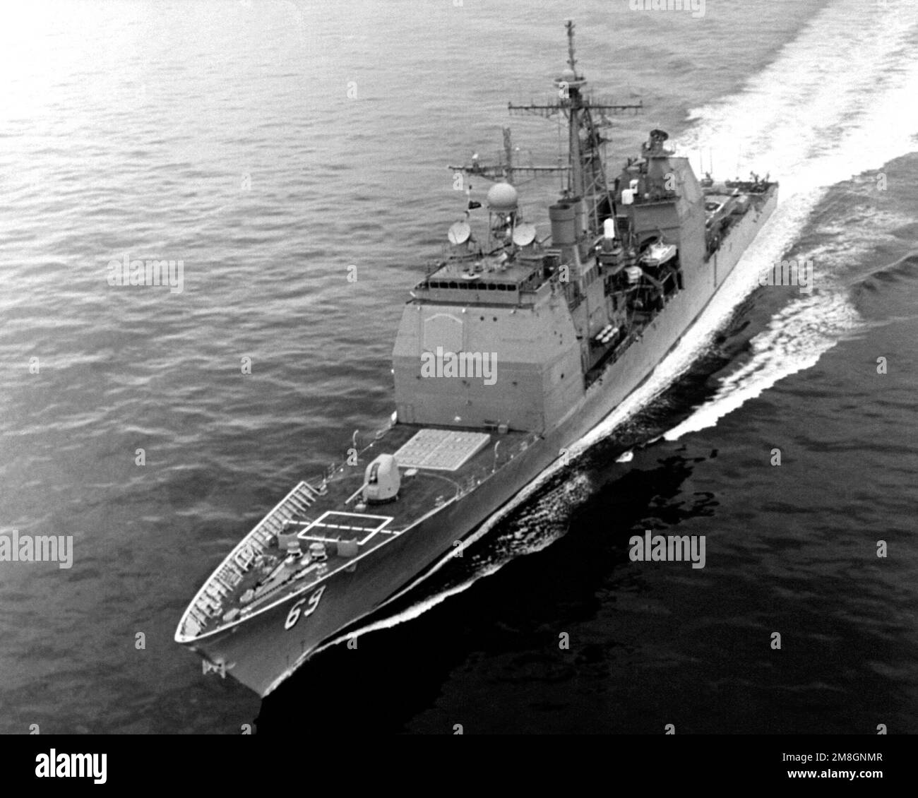 A port bow view of the guided missile cruiser USS VICKSBURG (CG-69 ...