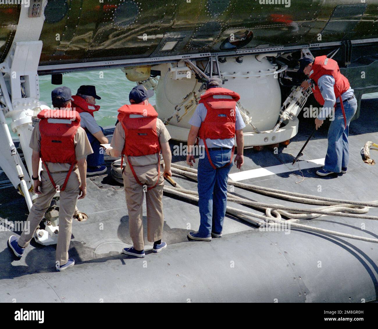 Crewmen inspect the deep submergence rescue vehicle Avalon (DSRV-2 ...