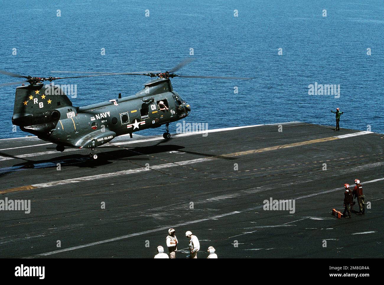 A Helicopter Combat Support Squadron 5 (HC-5) HH-46D helicopter ...