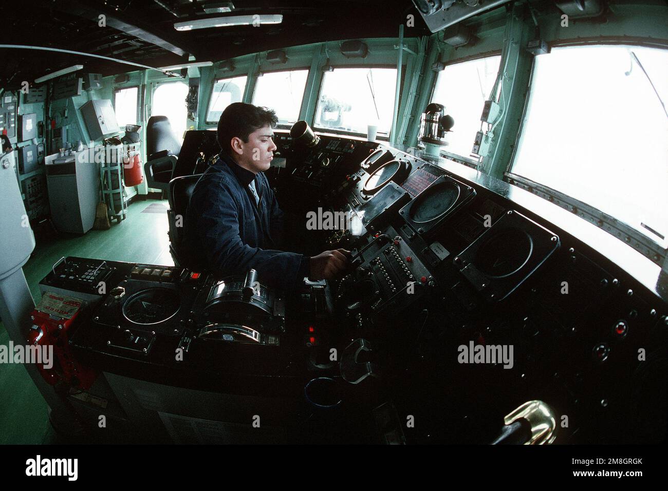 Guided missile frigate uss mcclusky ffg 41 hi-res stock photography and ...